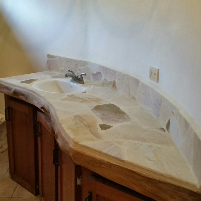 Piedra Molejon Amarillo pulido irregular en Costa Rica