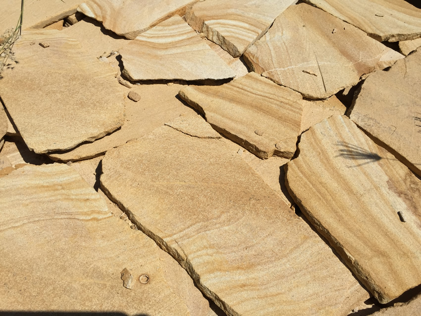 Piedra Molejon Amarillo pulido irregular en Costa Rica
